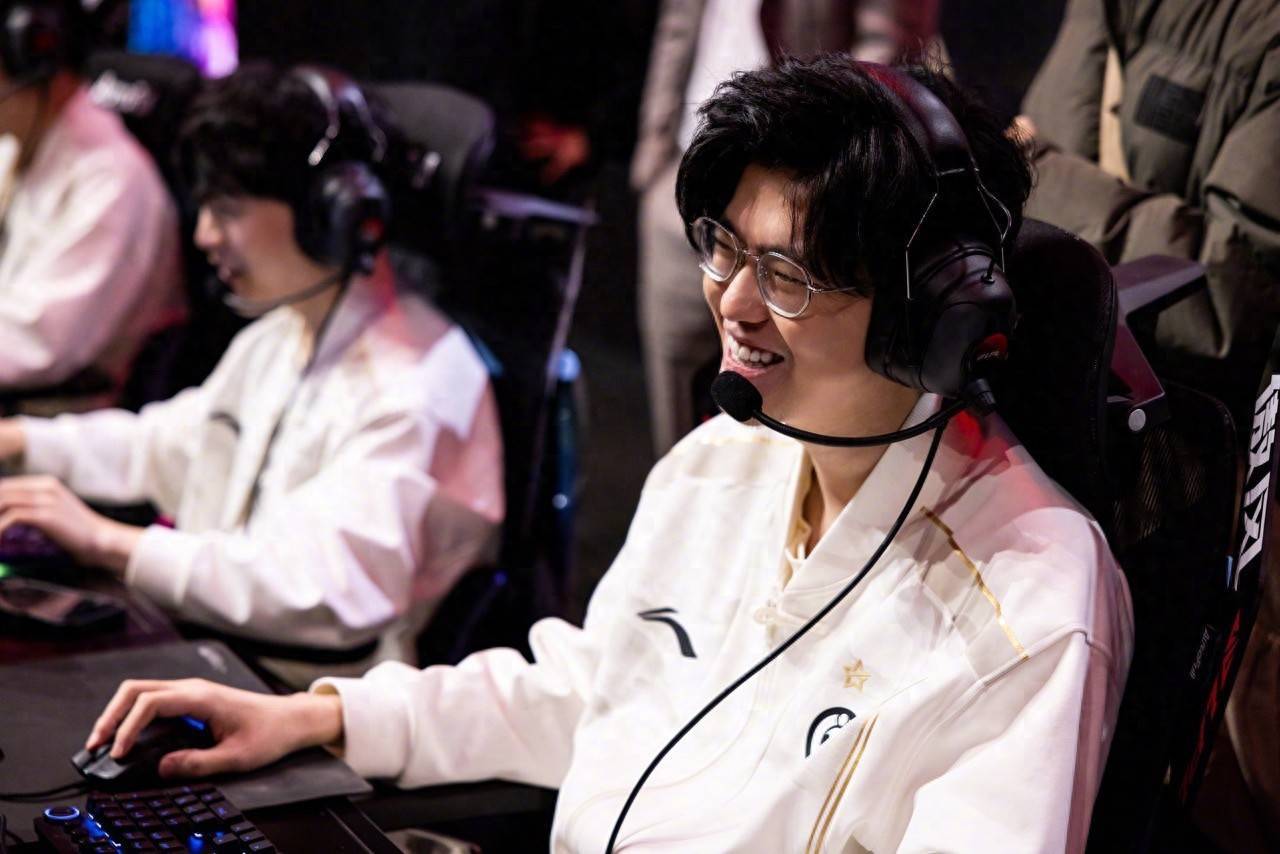 jiejie恋情曝光！20多位LPL选手在线吃瓜，剧情离谱至极 - 360娱乐，你开心就好