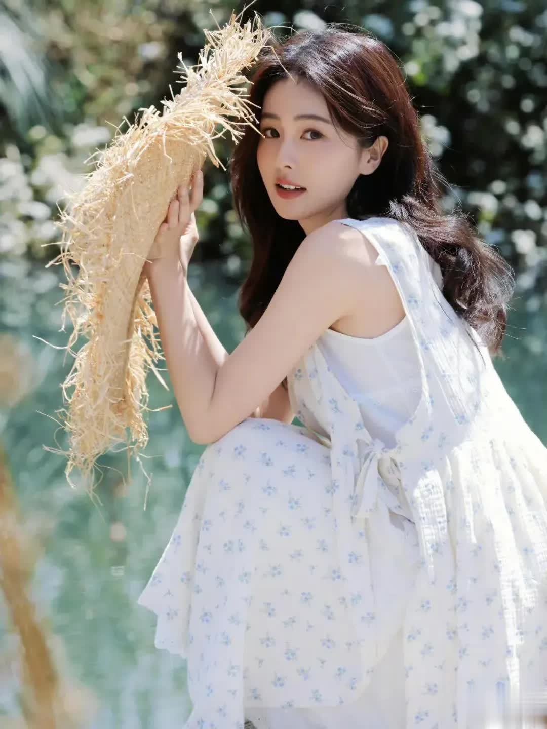 白鹿美过 招摇”，天生颜值风格多变惊艳众人 360娱乐，你开心就好