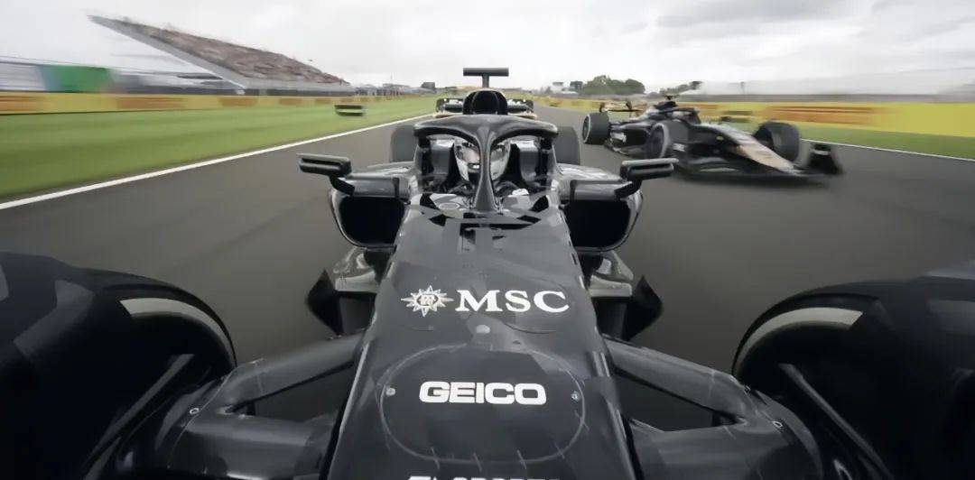 61岁皮特帅炸！《F1》50件单品全解析，老钱风穿搭开奔驰 - 360娱乐，你开心就好