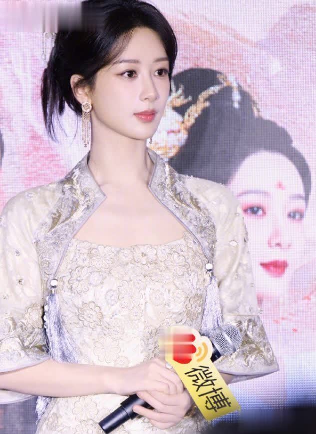 杨紫上半年三部破万剧，《长相思2》站内热度破3w！ - 360娱乐，你开心就好