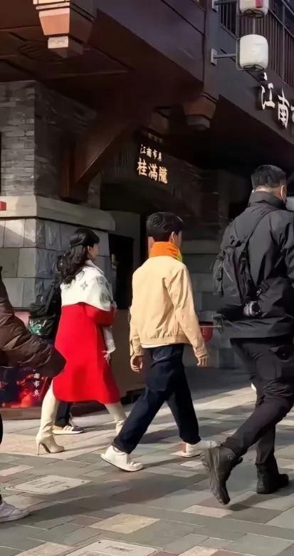 71岁的赵雅芝带38岁的儿子打卡迪士尼，说是姐弟俩也不过分吧 360娱乐，你开心就好