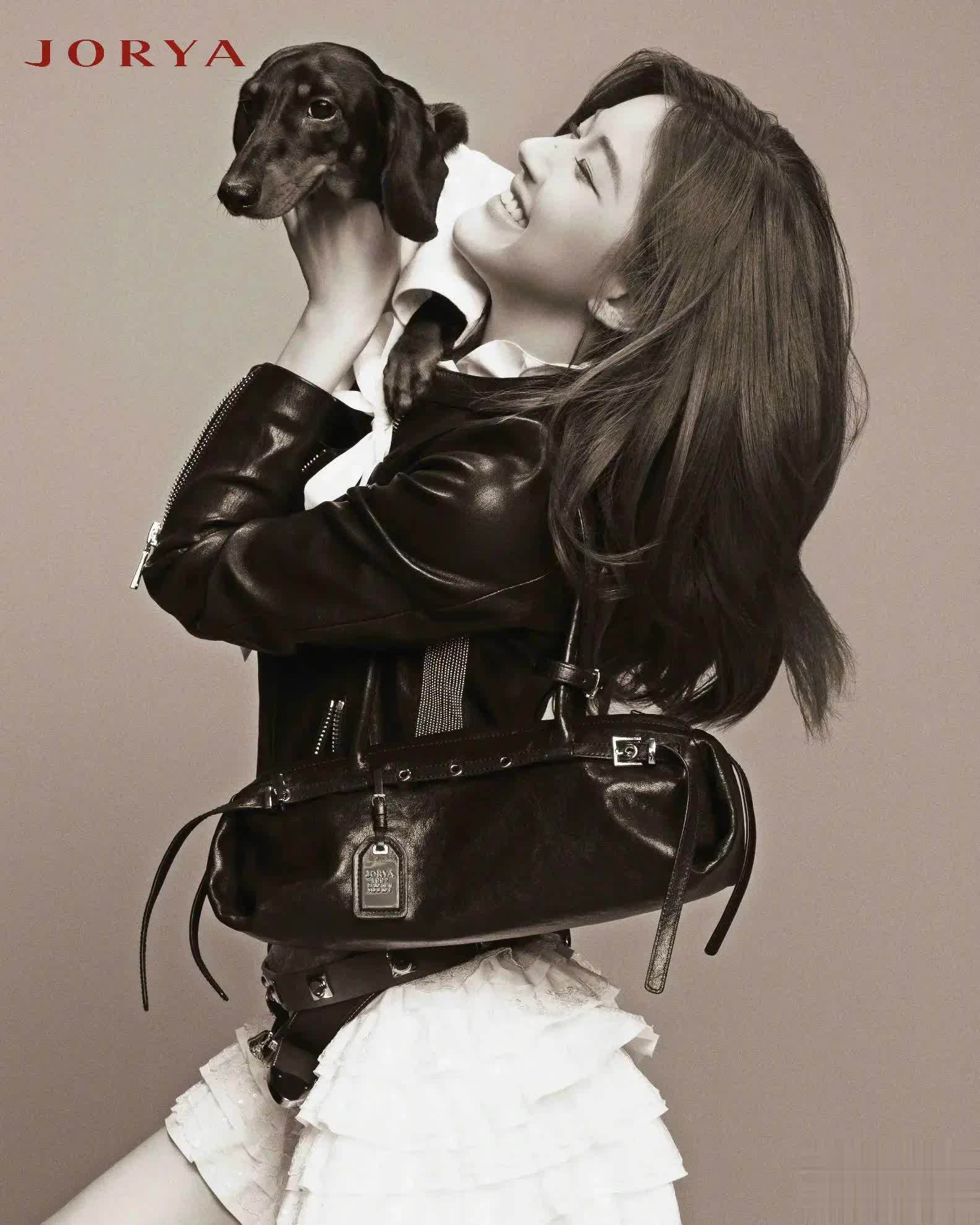 赵露思荣膺JORYA全球代言人，演绎V领连衣短裙的摩登青春风 - 360娱乐，你开心就好