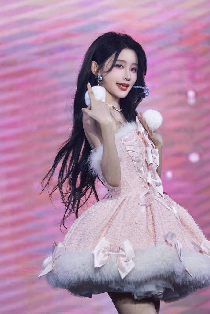 SNH48周诗雨被封万人迷，多维度揭秘其人气密码 - 360娱乐，你开心就好