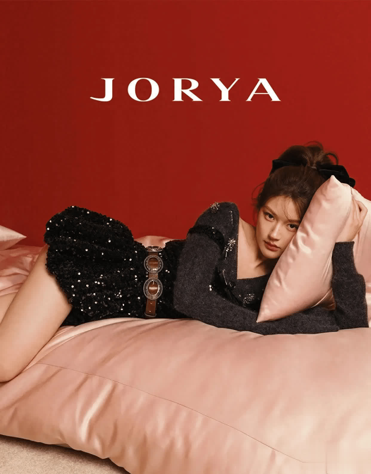 赵露思荣膺JORYA全球代言人，演绎V领连衣短裙的摩登青春风 - 360娱乐，你开心就好