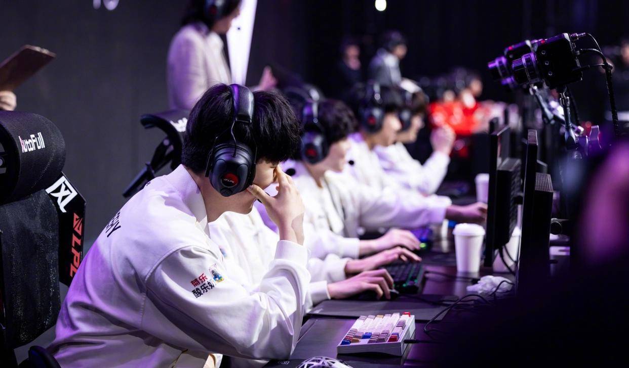 LPL深夜大事件！Jiejie恋情被曝光，女友身份特殊，大量选手吃瓜 - 360娱乐，你开心就好