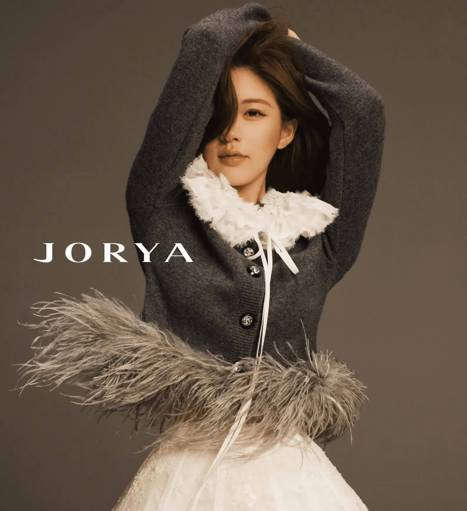 赵露思荣膺JORYA全球代言人，演绎V领连衣短裙的摩登青春风 - 360娱乐，你开心就好