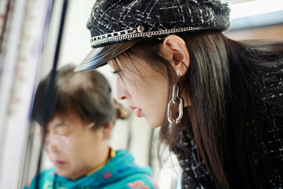 刘泳希探索SHINELI手工工坊 小香风穿搭展自信魅力 - 360娱乐，你开心就好