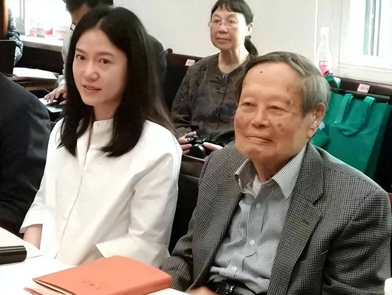 杨振宁庆祝103岁生日！现场照曝光未见本人出镜，与翁帆低调搬家 - 360娱乐，你开心就好