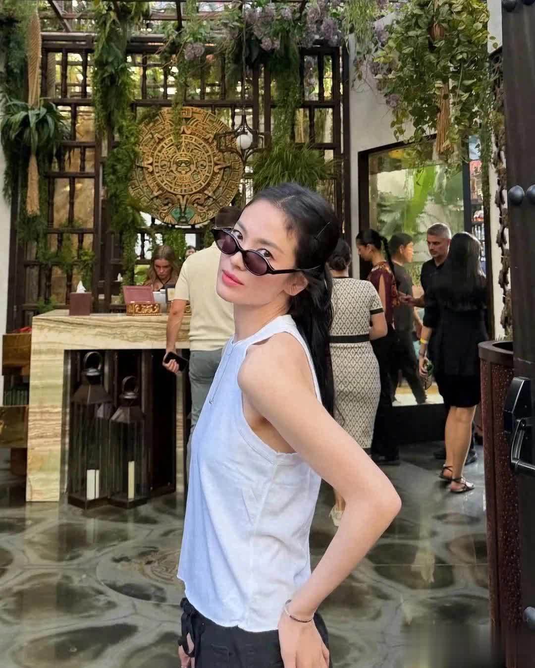 43岁宋慧乔马德里街头美出圈！长发飘飘似20岁少女 - 360娱乐，你开心就好