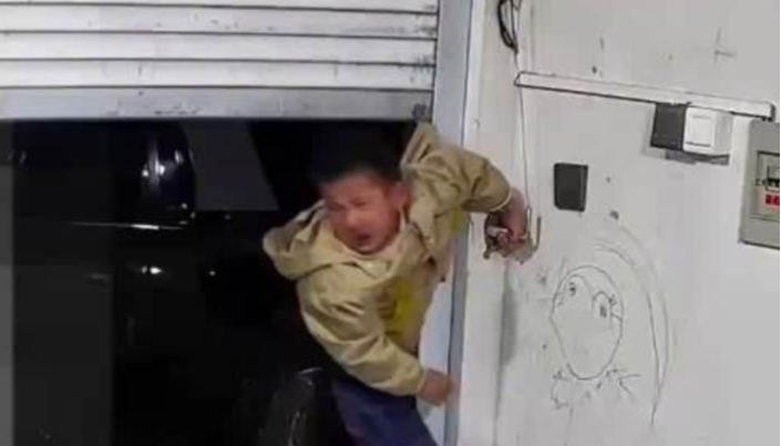 娃被卡到半空先拍照